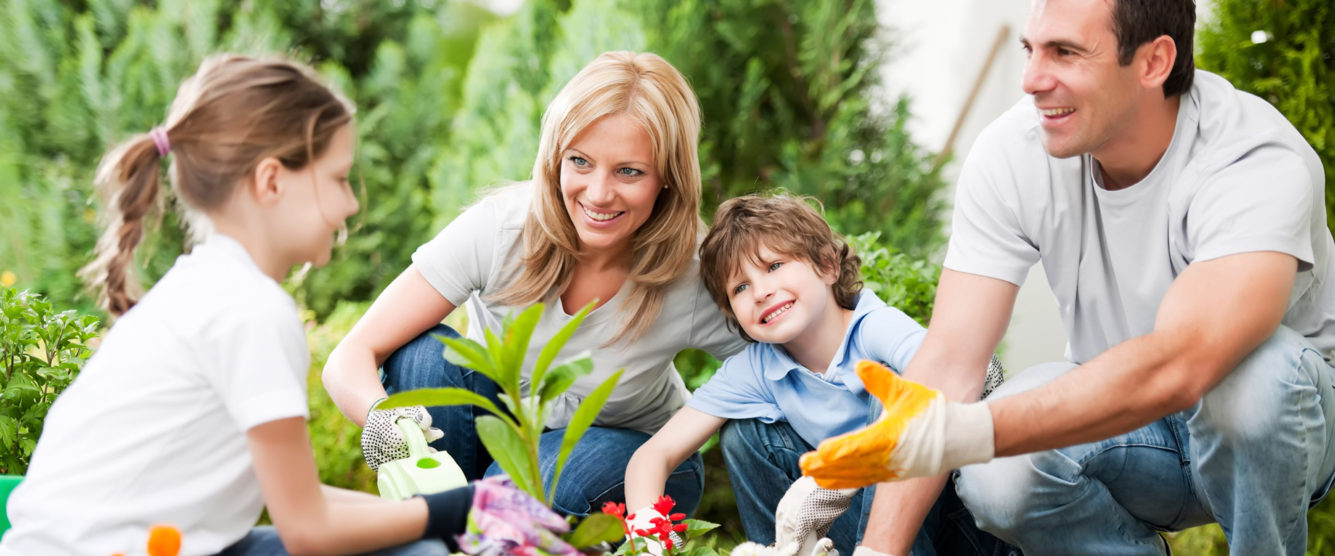Freegreatpicture com 32426 portrait of a family gardening Holidays Kids Freegreatpicture com 32426 portrait of a family gardening Holidays Kids